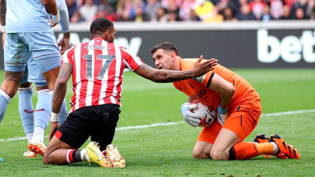 Alarma por Dibu Martínez: salió lesionado en el entretiempo del partido de Aston Villa - Sabelo