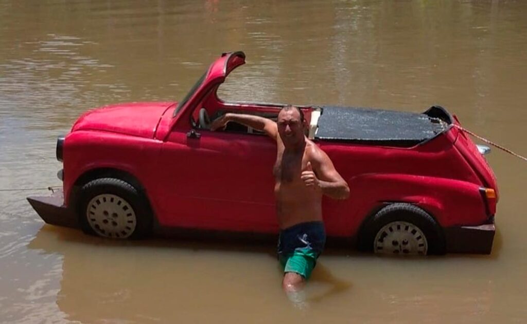 La sensación del momento: transformó su fitito en lancha para navega ...